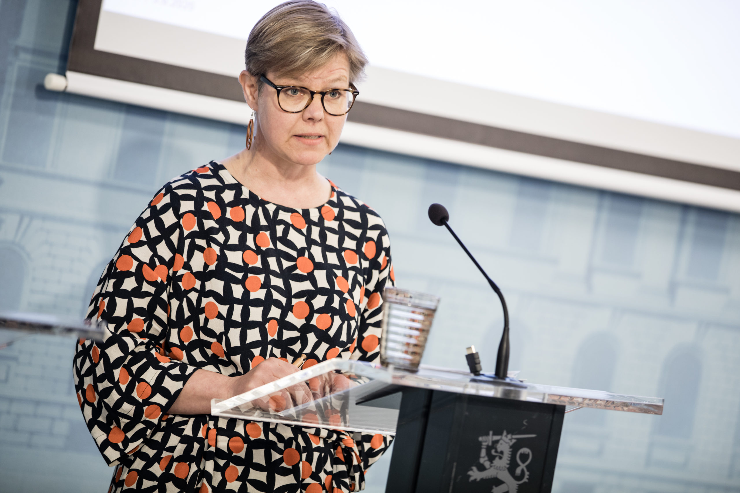 IS: Ministeri Krista Mikkonen uskoo polttoaineiden kallistuvan, mutta ...