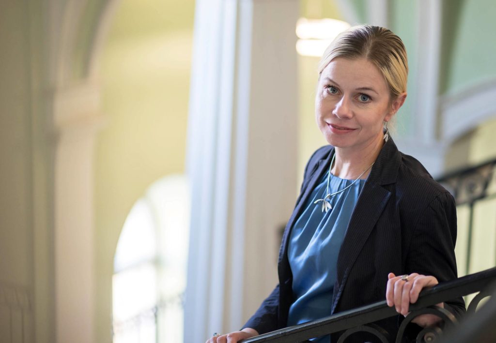 HS: Riikka Pakarinen tyrmää väitteen peruutuspeiliin tuijottamisesta ...