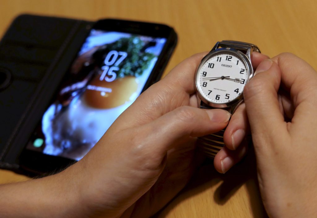 Talviaika alkaa ensi yönä ja kelloja siirretään tunti taaksepäin ...