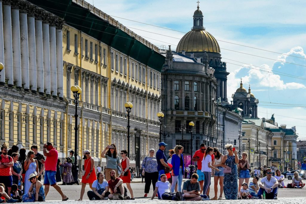 Ihmiset Eivät Juuri Käytä Maskeja Ja Kaikki Paikat Ovat Auki