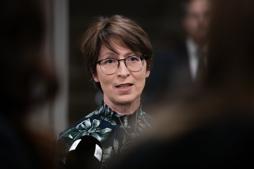 Sari Essayah toivoo Marinilta virallista ilmoitusta tämän ...