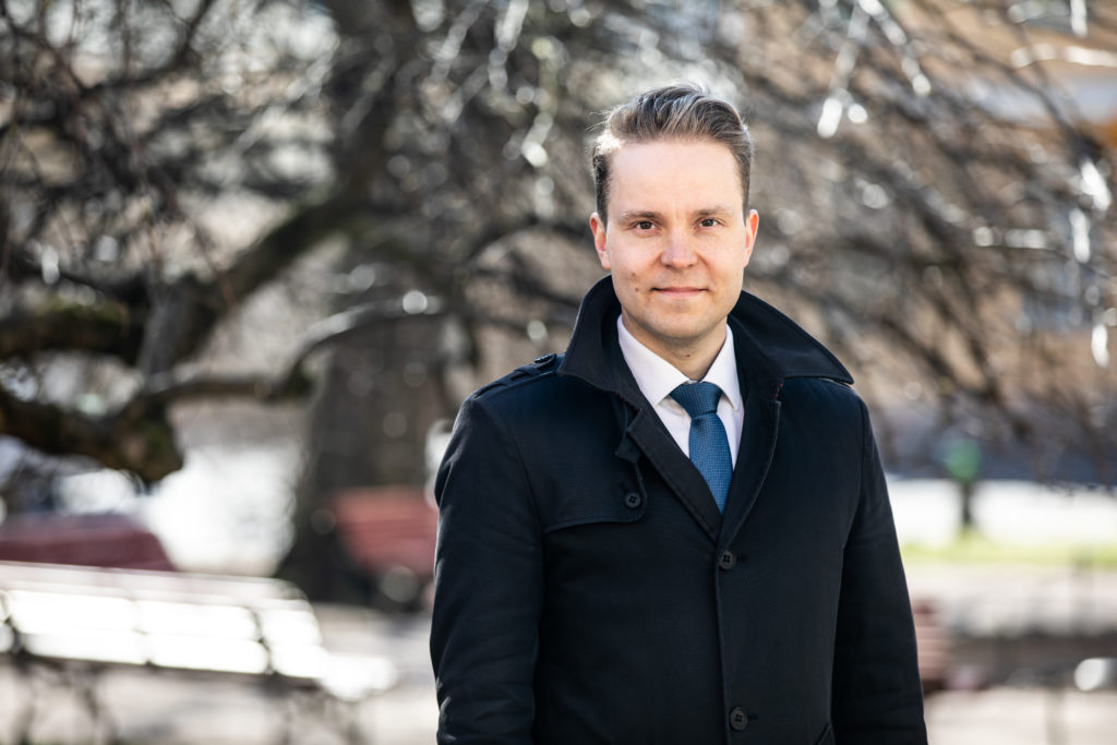 Yle: Ministeri Honkonen haluaa katkaista "suomen kielen näivettymisen ...