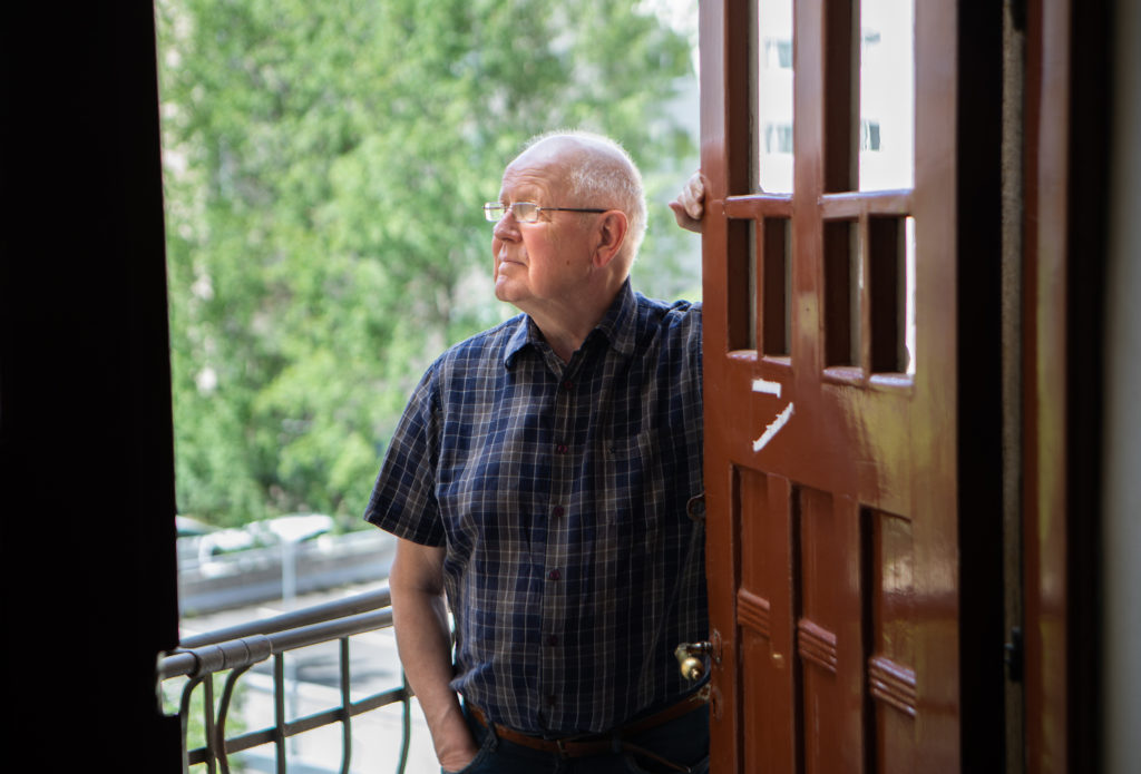 Kirjailija Antti Tuuri: Jos katsoo peruutuspeiliin, pysyy huonosti ...