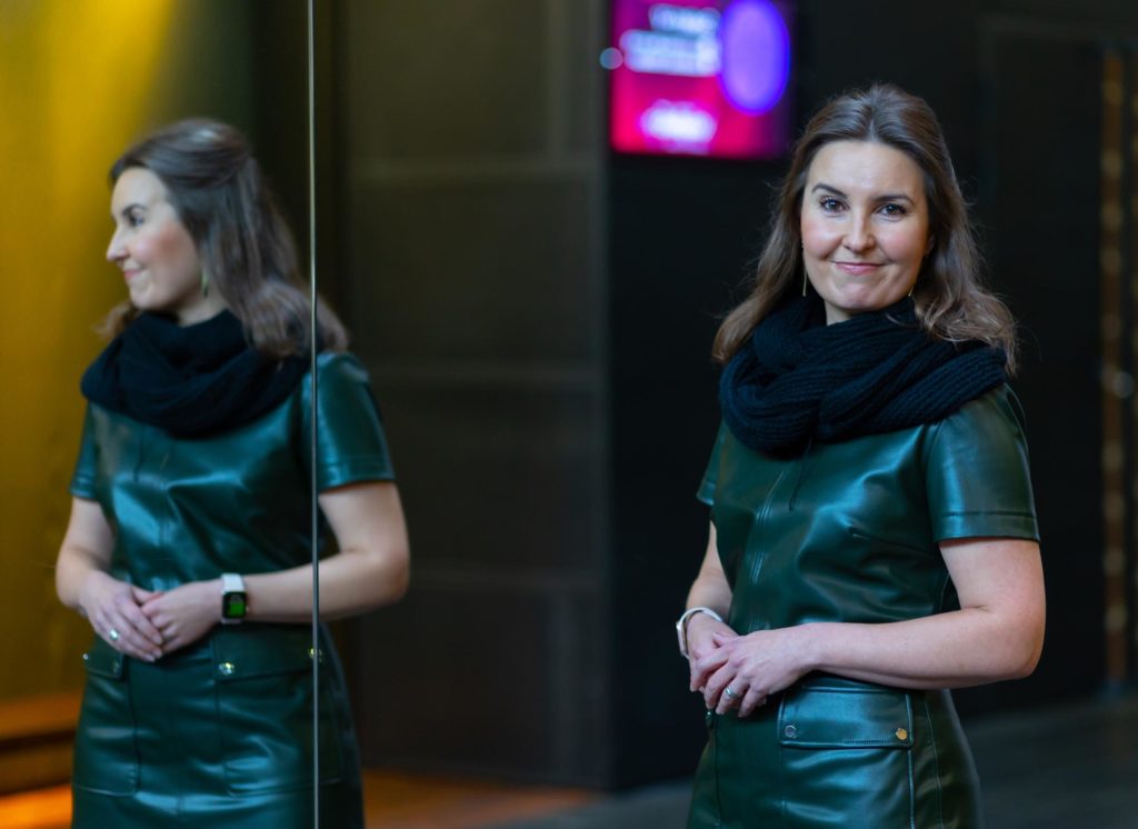 Rouva ryhmyri – 40 miehen jälkeen keskustan eduskuntaryhmää johtaa Eeva ...