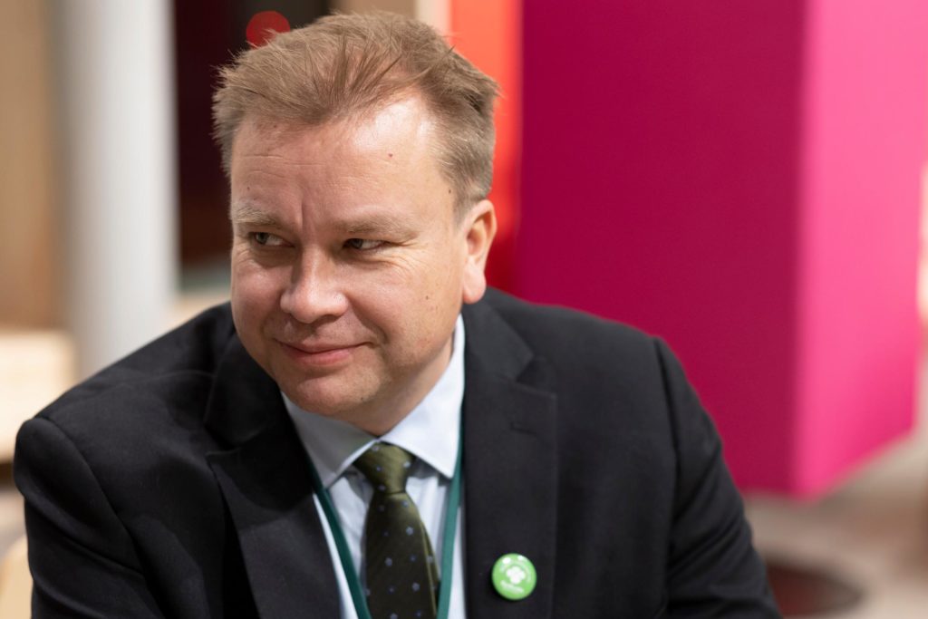 Keskustan isäverkosto tyytyväinen ja ylpeä puolustusministeri Kaikkosen ...
