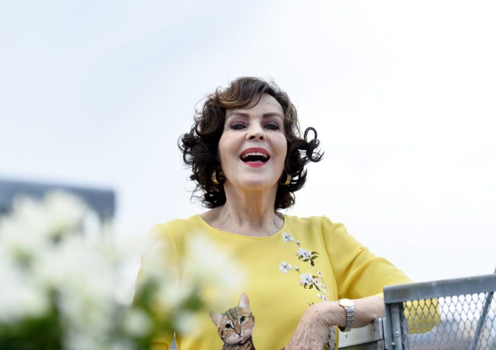 Pro Finlandia -mitali on myönnetty muun muassa iskelmälaulaja Paula ...