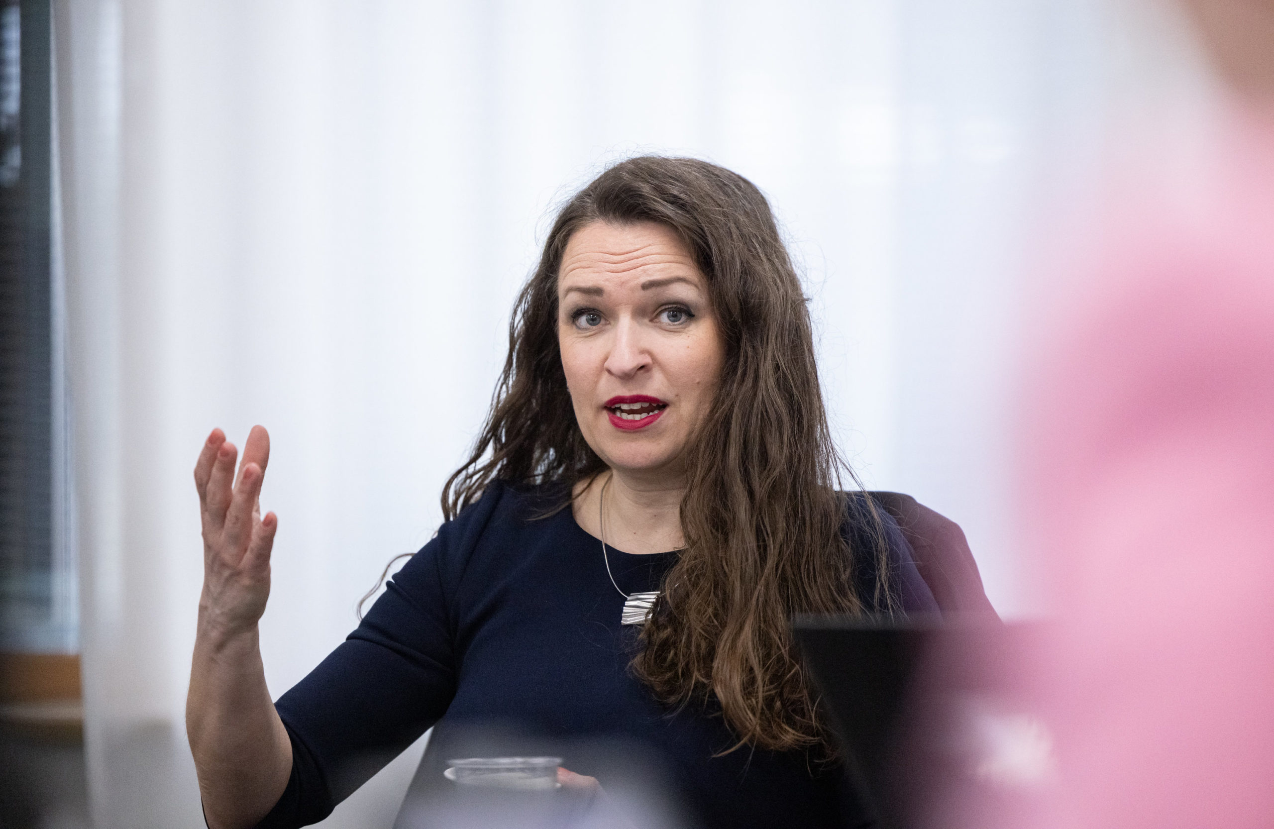 Ministeri Ikonen MTV:llä: Lainsäädäntö ei ole ensimmäinen keino ...