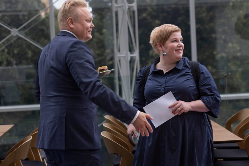 Peukku alas vai peukku ylös? – Saarikko selvensi, missä keskusta voi ...