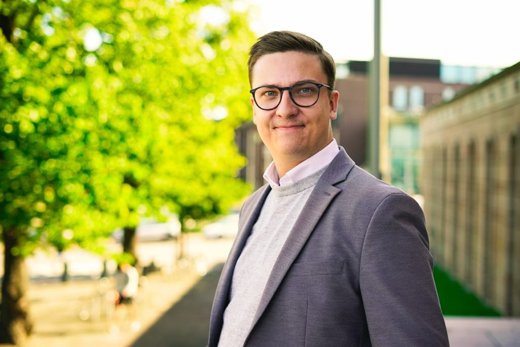 Kalle Pyky keskustan kansanedustajien Kallin ja Lintilän avustajaksi ...