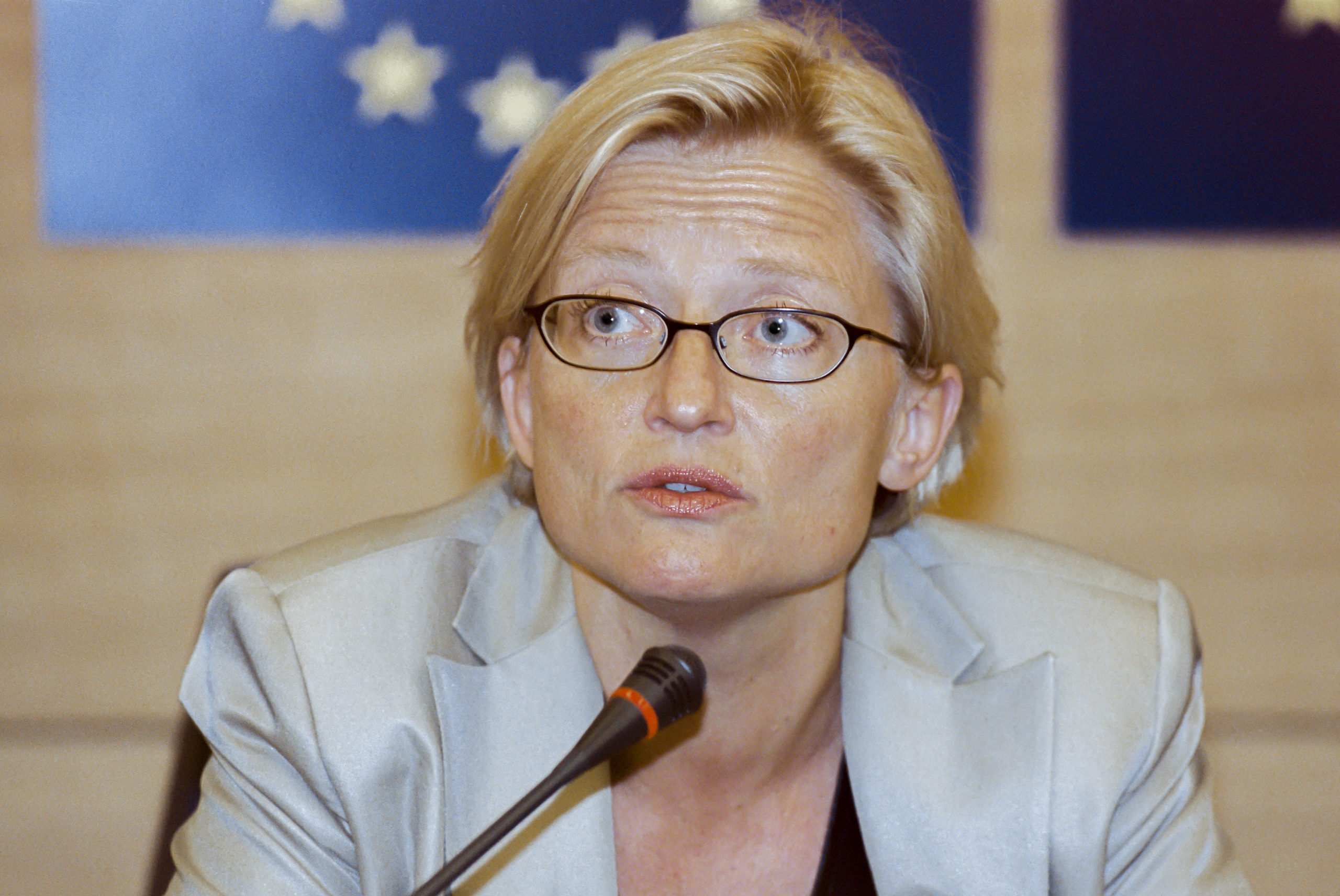 Anna Lindh oli juuri astunut rullaportaista, kun puukottaja hyökkäsi ...