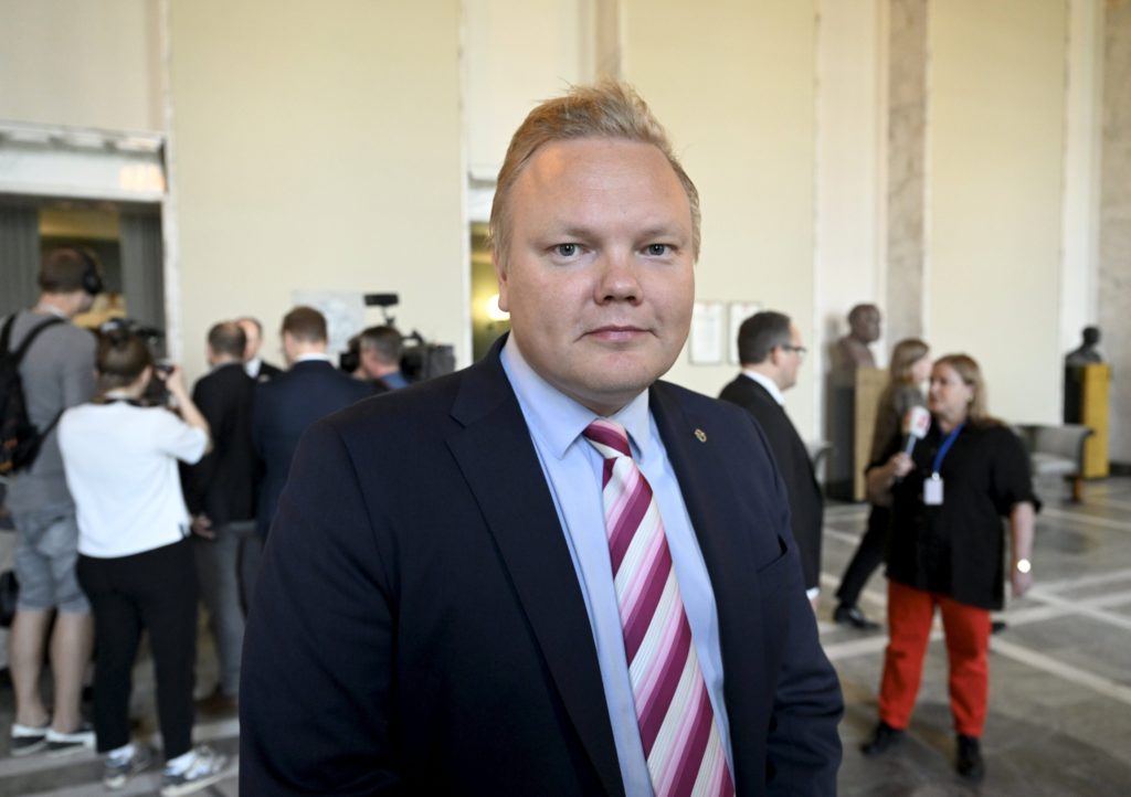 IL: Kurvinen antoi kansanedustajille laskun Rehnin vierailun jälkeen ...