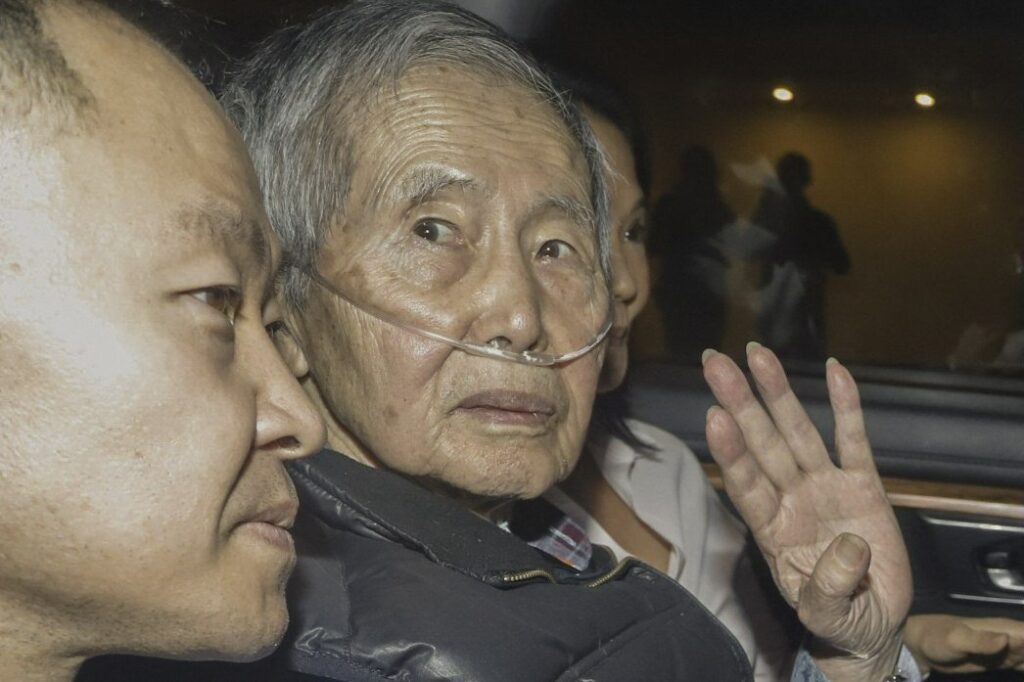 Perun entinen presidentti Alberto Fujimori vapautettiin vankilasta ...