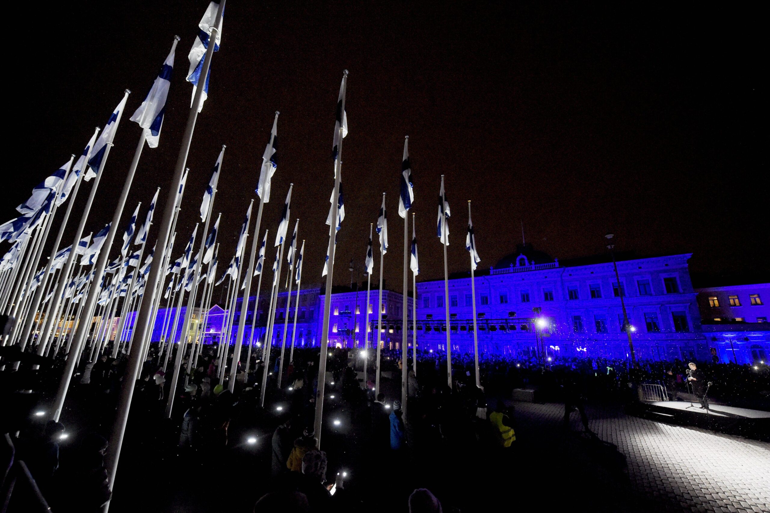 Presidentti Niinistö sai läksiäislahjaksi Suomi 100 -juhlavuoden lipun ...