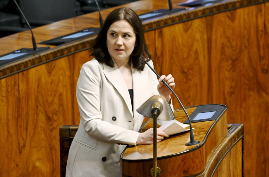 Nikotiinipussit saavat maistua puulta, hallitus linjaa – eduskunta ...