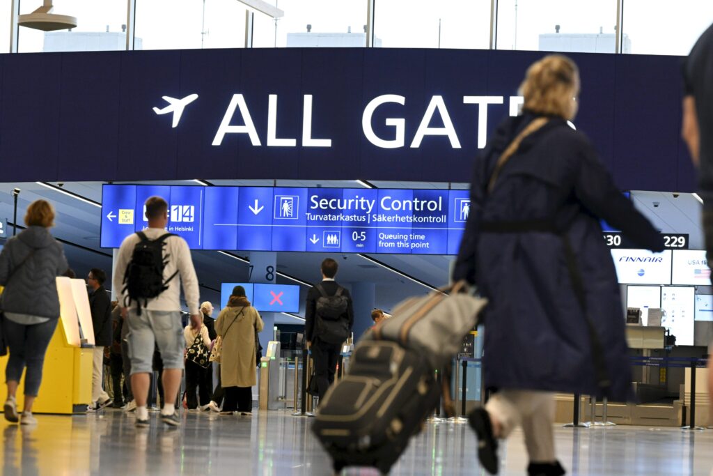 Elokapina järjesti mielenosoituksen Helsinki-Vantaalla - Suomenmaa.fi