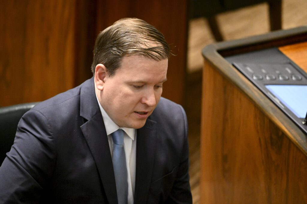 Ministeri Tavio kysyy: Mitä "sateenkaaritukea" oppositio haluaa ...