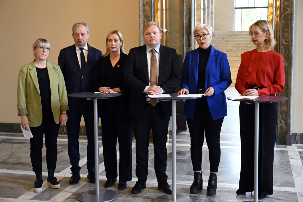Oppositio jätti välikysymyksen "palkkakuoppalaista" – Kurvinen: Ruotsin ...