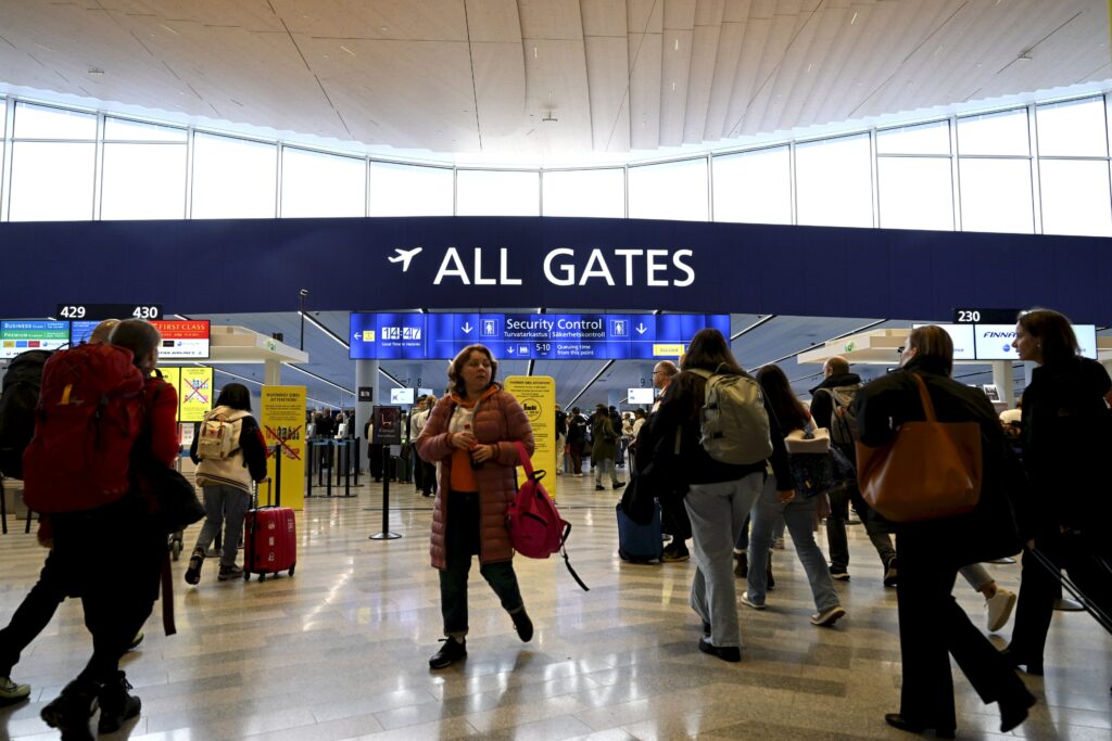 Tietoliikennehäiriö haittasi Helsinki-Vantaan toimintaa maanantaina ...