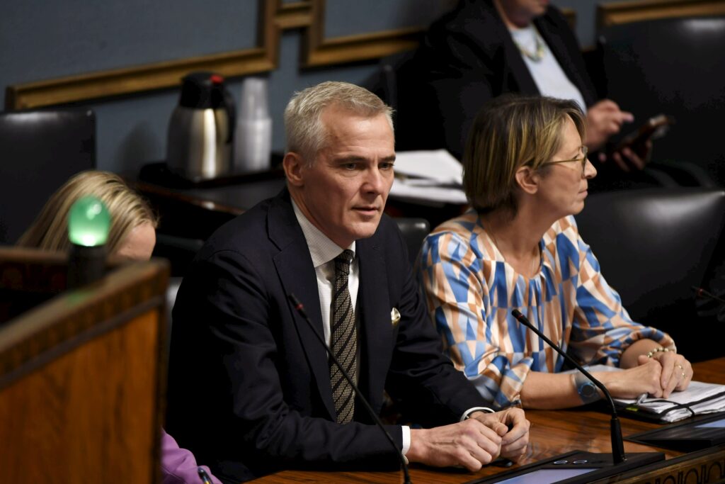 Adlercreutz: Koulujen kännykkäkielto eduskunnalle ennen vuodenvaihdetta ...