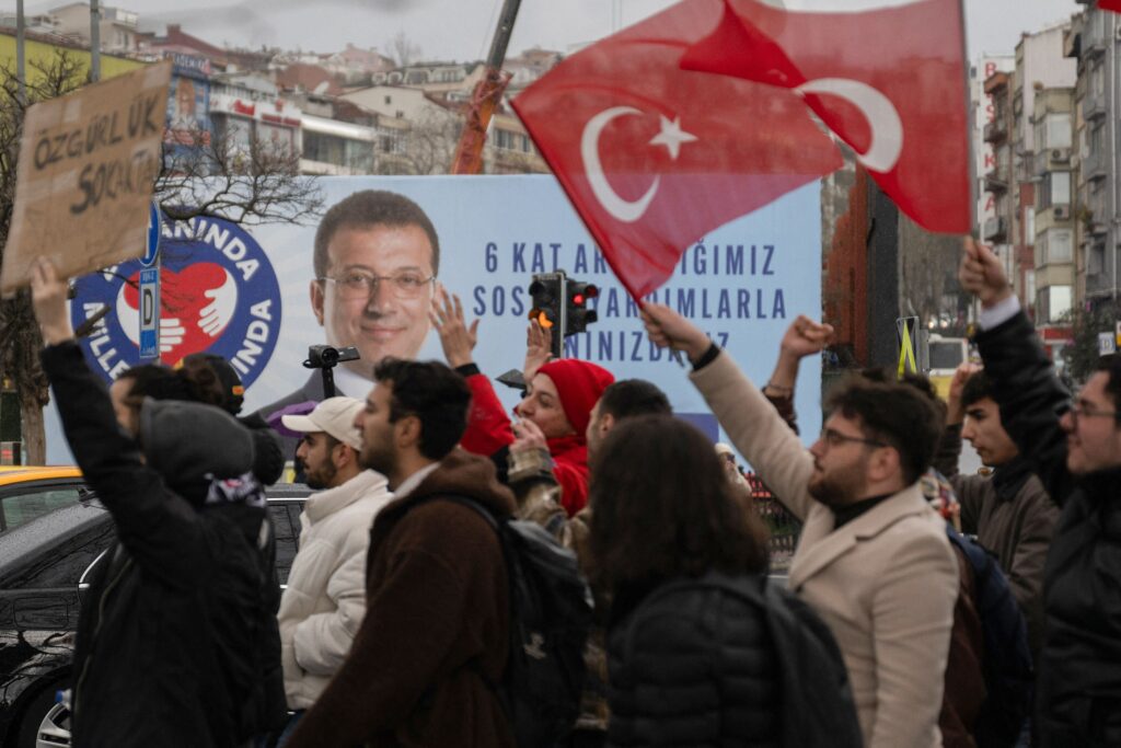 Tuhannet ihmiset kaduilla Turkissa – Erdogan: Turkki ei antaudu ...