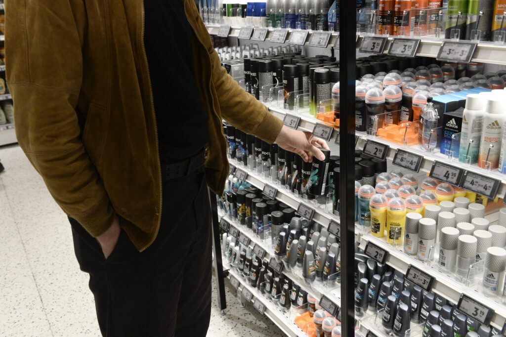 Kosmetiikkamarkkinassa hidasta kasvua – näin iso osa miehistä käyttää ...