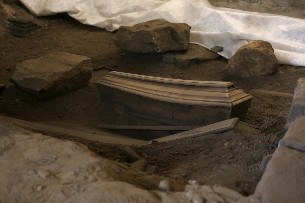 "Todella pysäyttävä näky" – Kirkon alta löytyi kokonainen hautausmaa ...