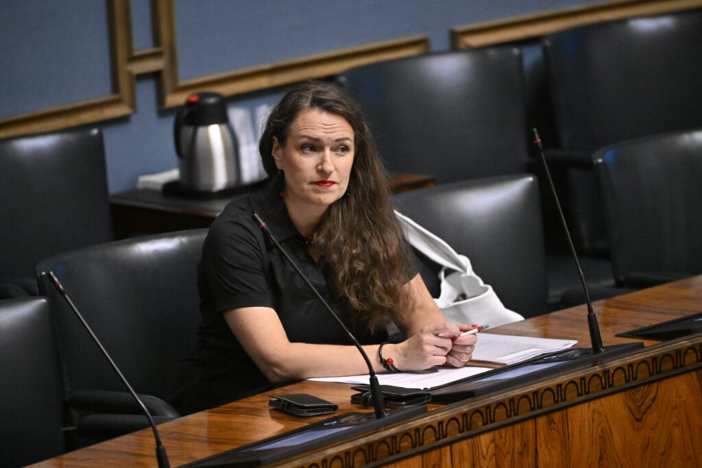 Hallitus säästää lakkauttamalla julkisen asioinnin kansalaisneuvonnan – keskustaedustajat ...