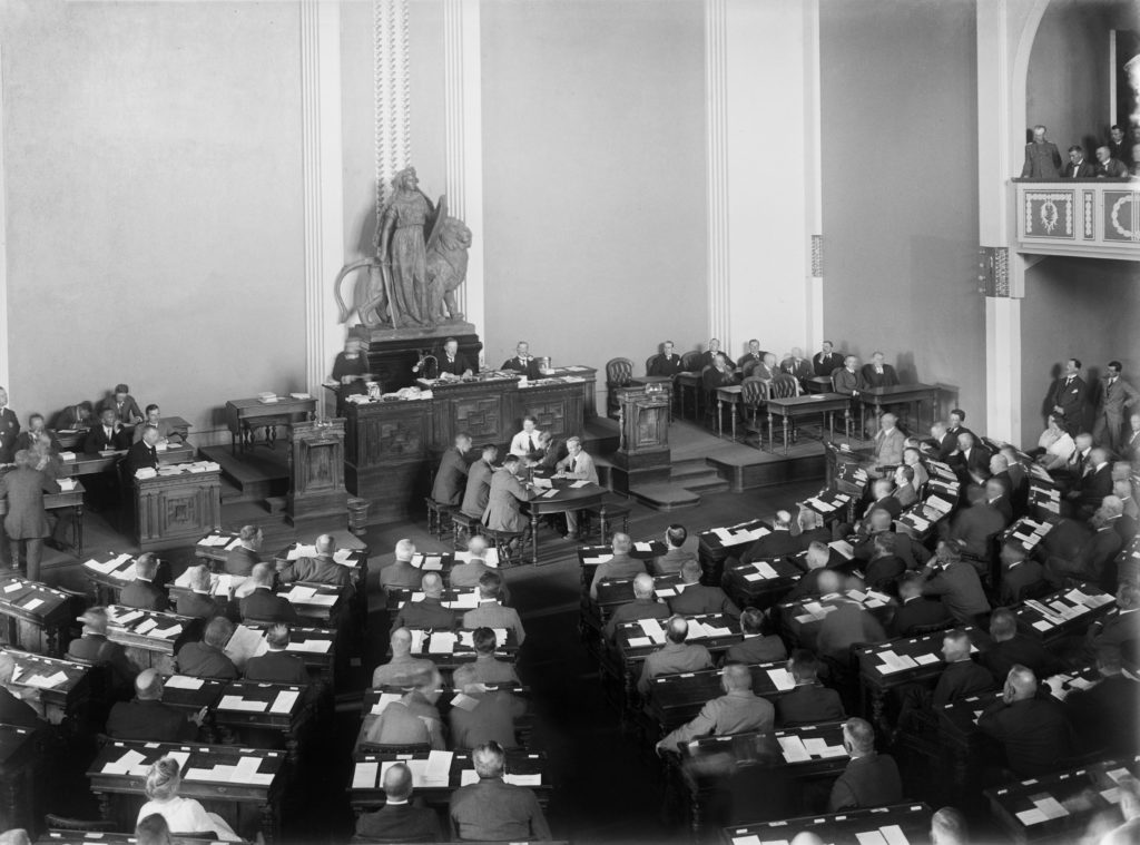 Eduskunta muutti ”syrjäiseen paikkaan” 90 vuotta sitten – Arkadianmäki ...