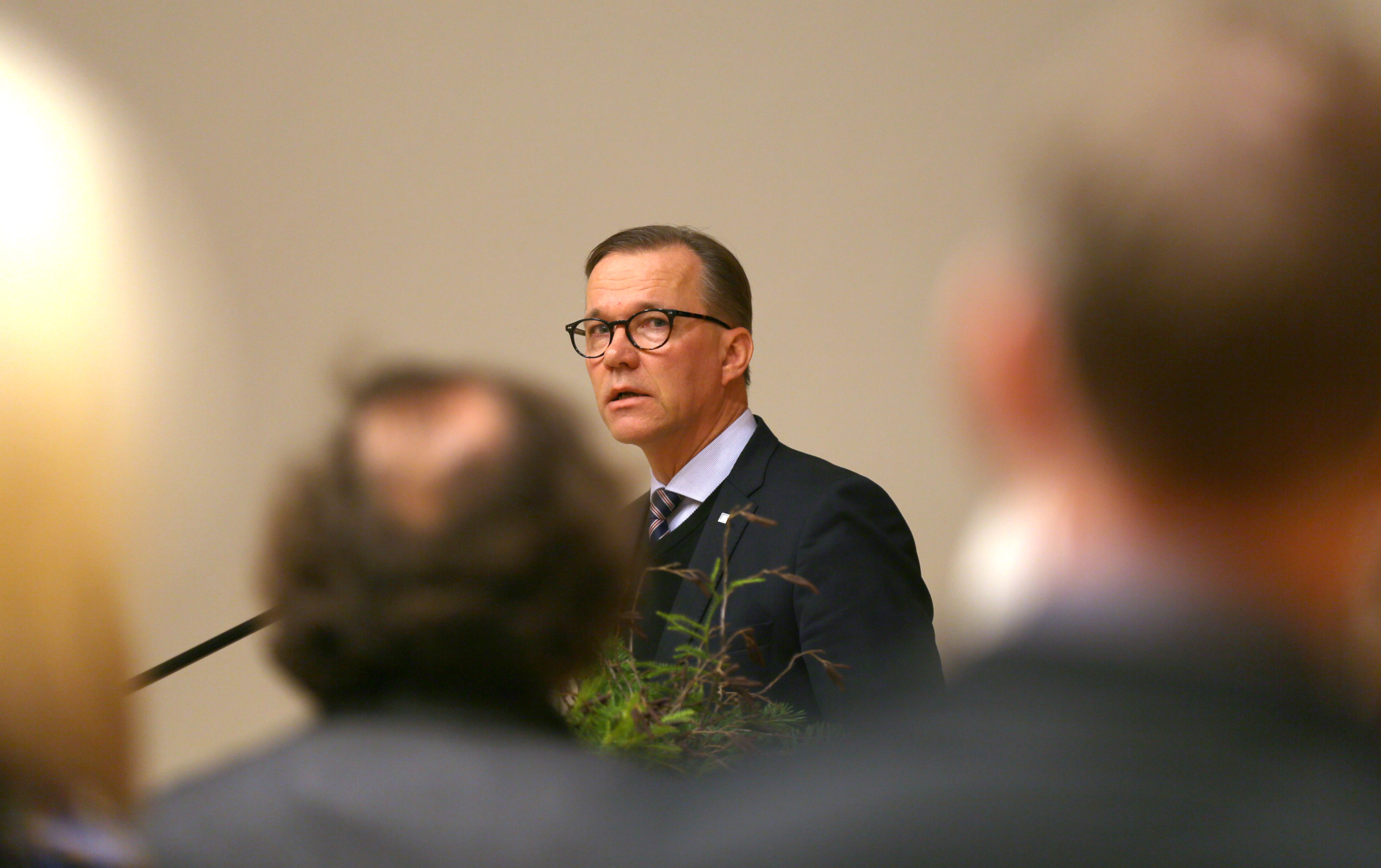 Keskustan Timo Korhonen lyttää Halla-ahon kirjoituksen ...