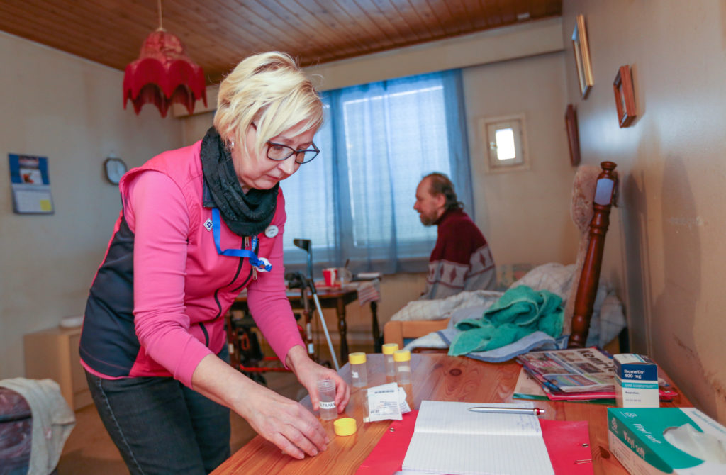 Kotihoidossa ongelmat ovat yhtä polttavia kuin hoivakodeissa ...