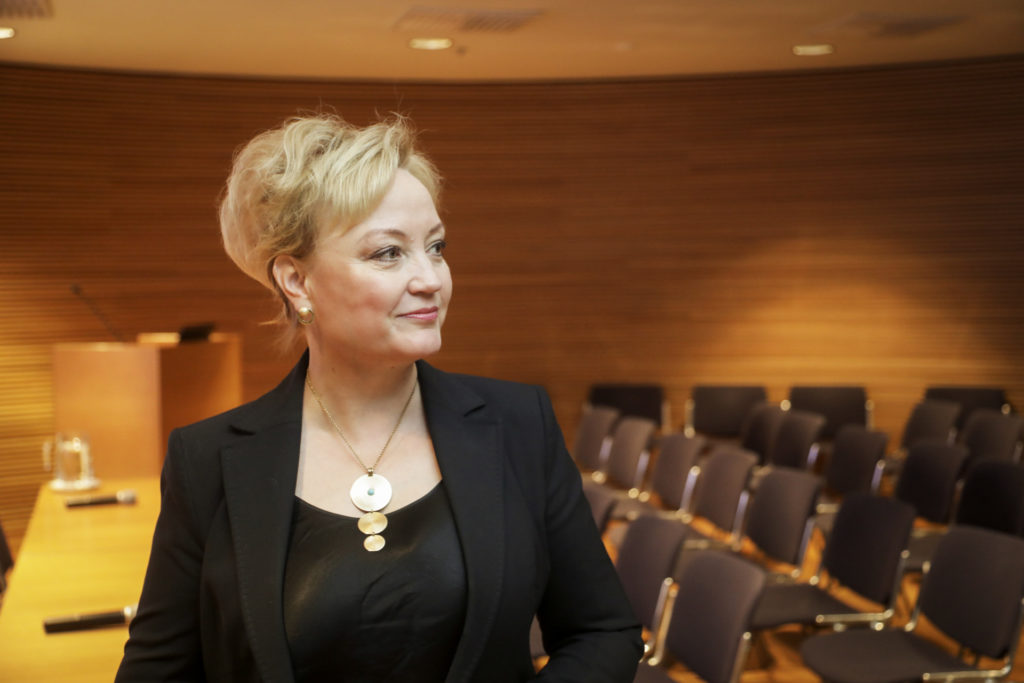 Keskustameppi Elsi Katainen kaipaa pääministeri Rinteeltä vahvempia ...
